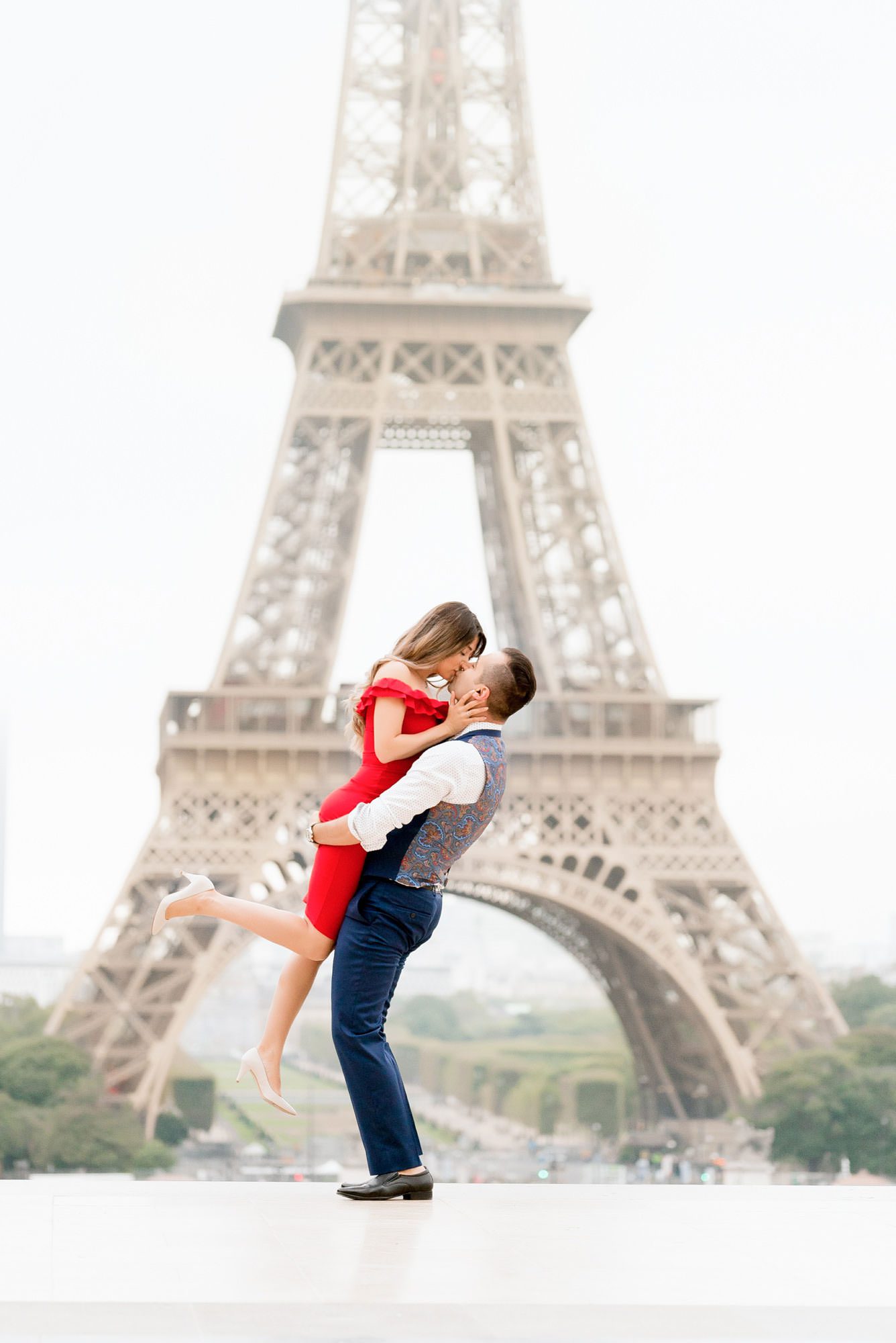 Paris Photographer Couple Photos - L'Amour de Paris || English Speaking ...